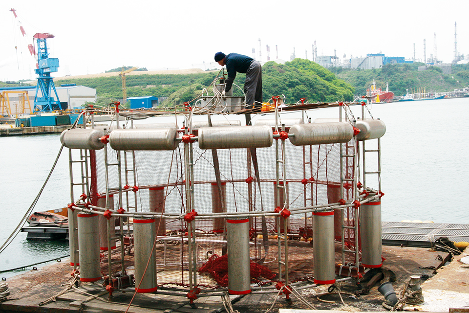 Automatic submersible fish cage systems counter weather, surface ...